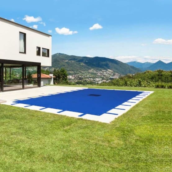 Bâche piscine rectangulaire 6 x 10m Bleue marine avec filet d'écoulement résistance 140g/m2 ...