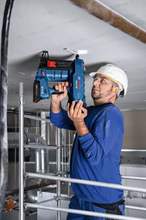 Cloueur sans-fil GNB 18V-40 - BOSCH - avec 2 batteries 18V 4.0Ah - chargeur - L-Boxx ...