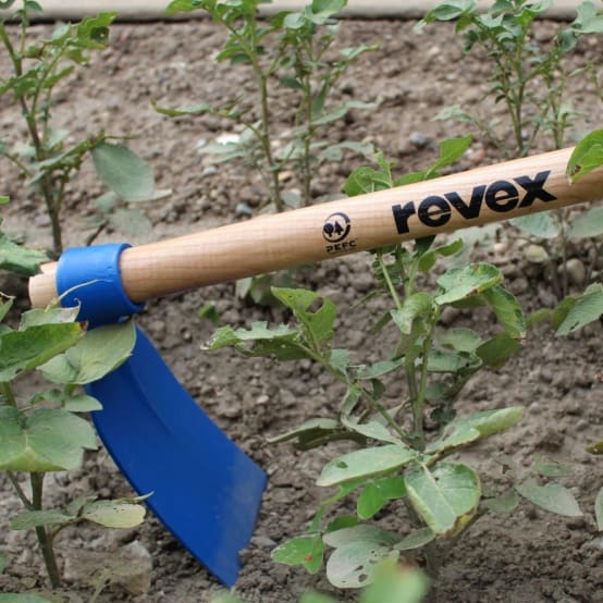 Houe forgée acier trempé manche bois 115 cm REVEX - Jardiland